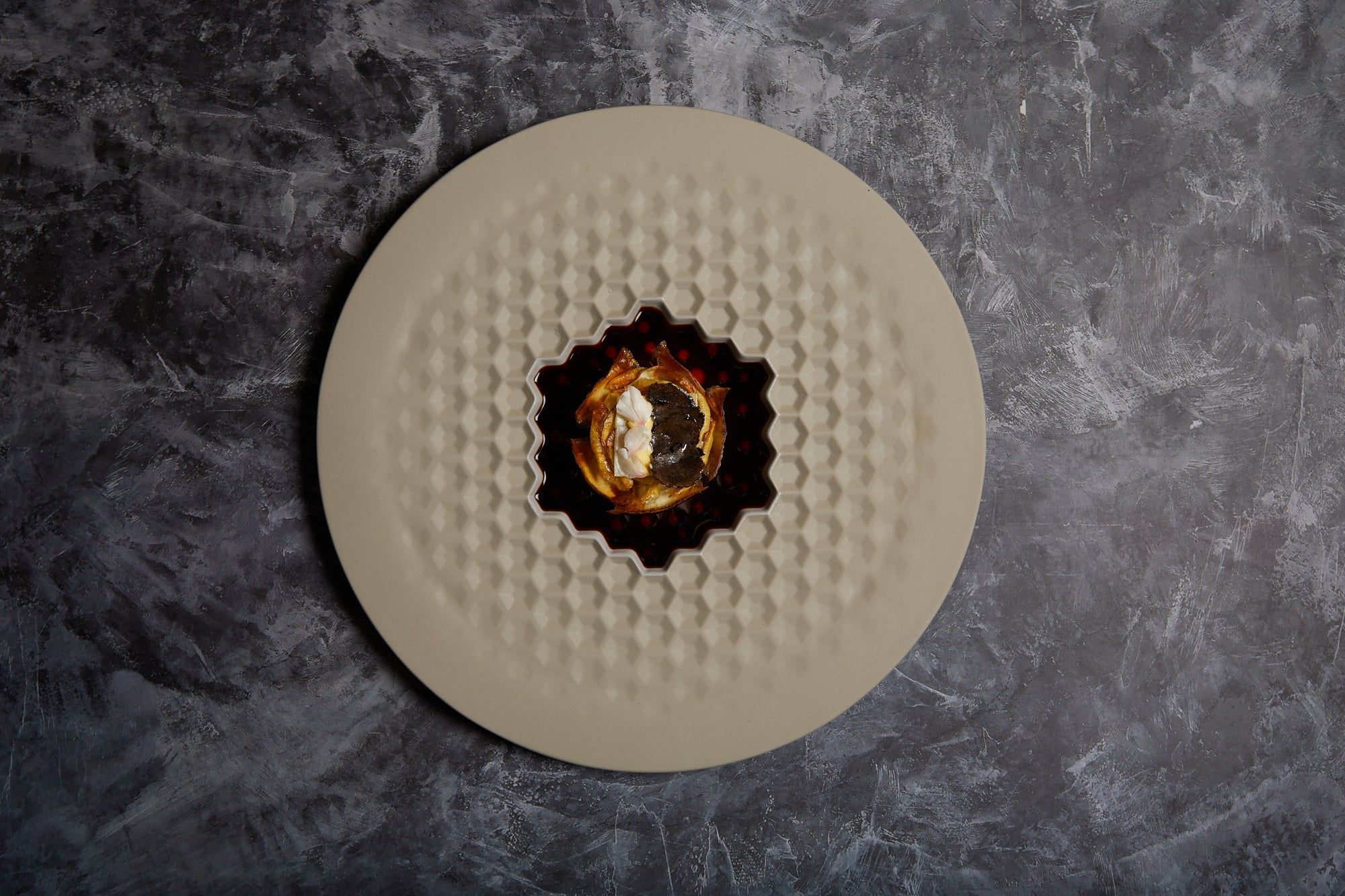 Artilugis: POLYGON FLAT PLATE - tableware for chefs and restaurants
